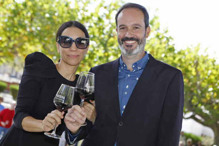 LOS ACTORES ITZIAR MIRANDA Y NACHO RUBIO BRINDAN EN EL “DÍA MOVIMIENTO ...